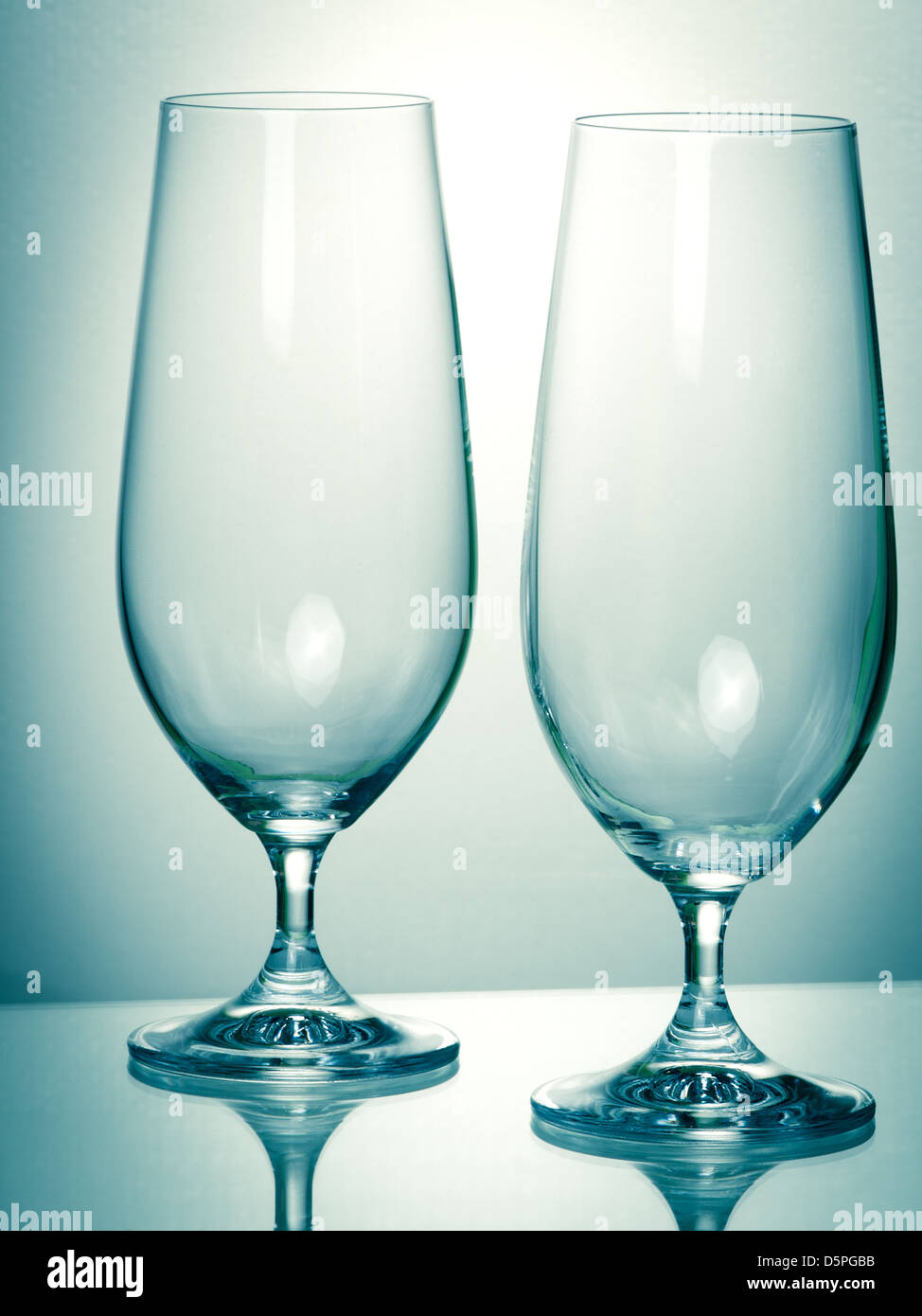 Empty beer glasses hi-res stock photography and images - Alamy