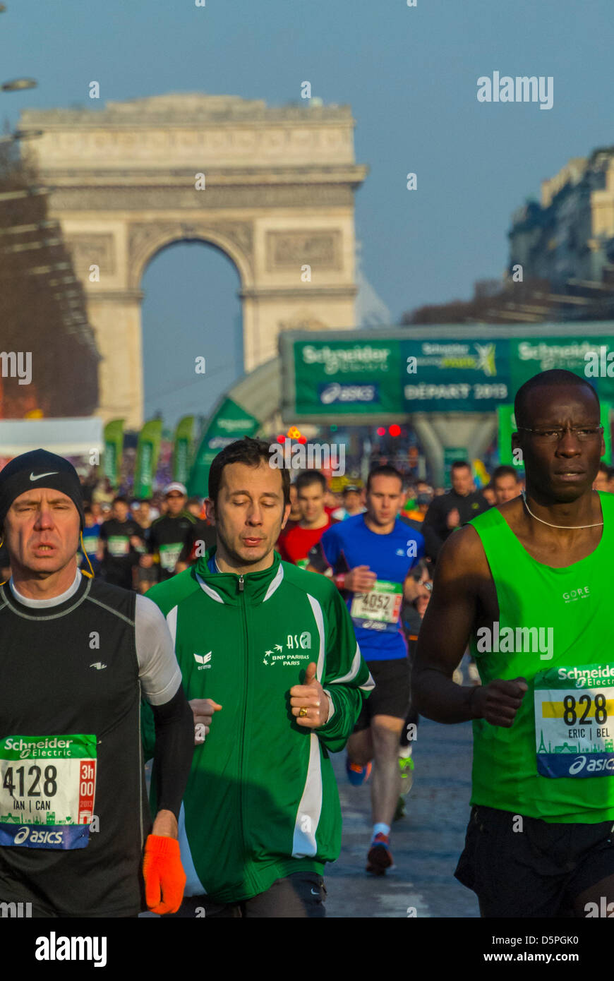 Paris, France. Crowd Runners taking part in the Paris marathon on ...