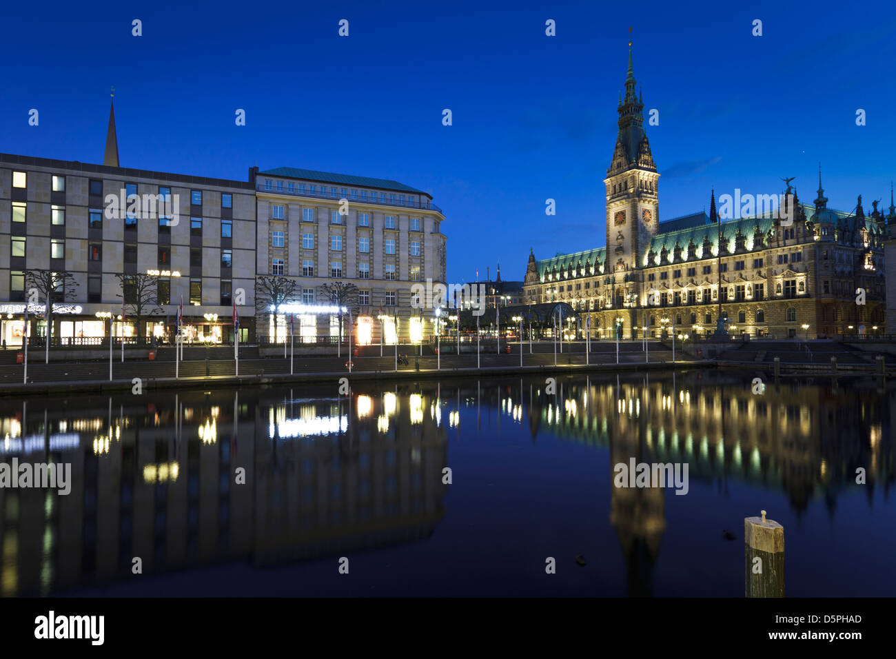 Hamburg rathaus hi-res stock photography and images - Alamy