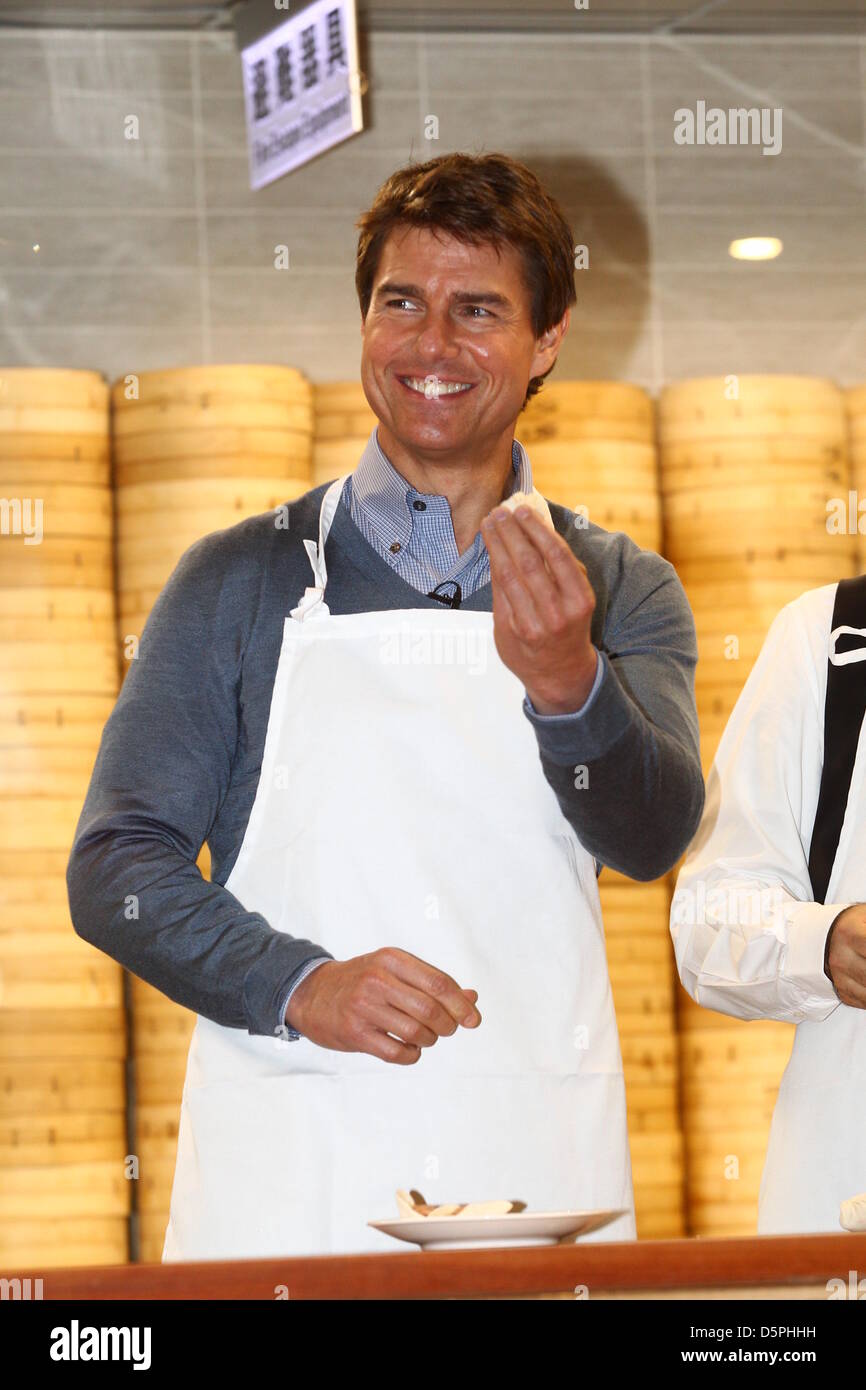 Tom Cruise learned how to make small steamed buns with chef in Din Tai ...