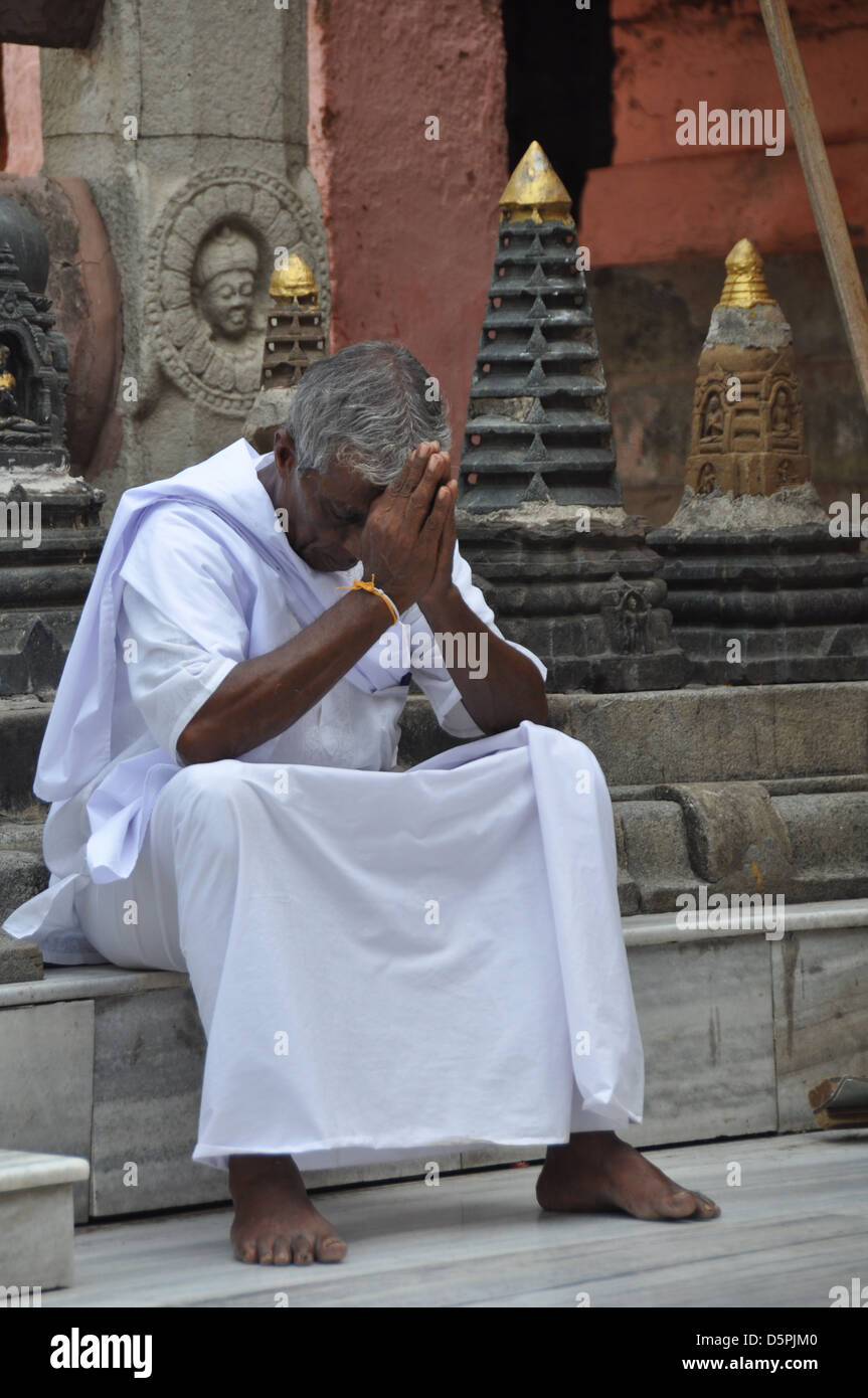 Holy man praying at the Mahabodhi Temple, Bodhgaya, Bihar, India Stock ...