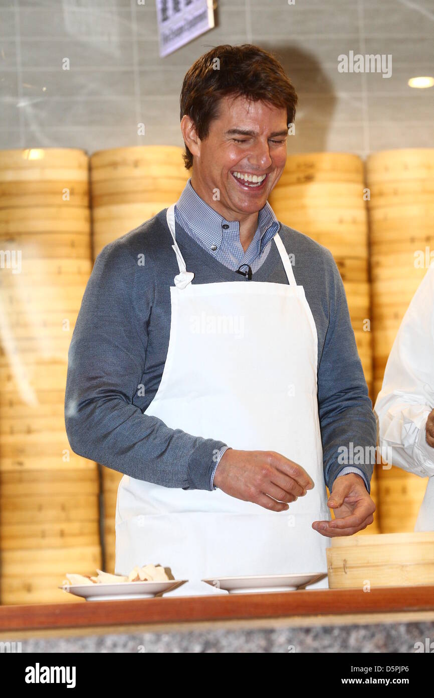 Tom Cruise learned how to make small steamed buns with chef in Din Tai ...