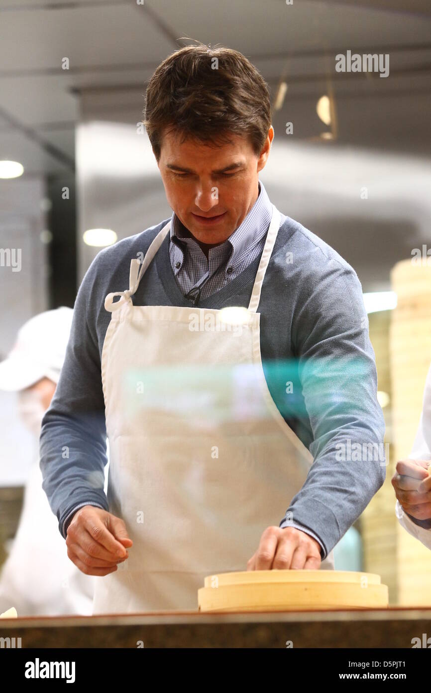 Tom Cruise learned how to make small steamed buns with chef in Din Tai ...