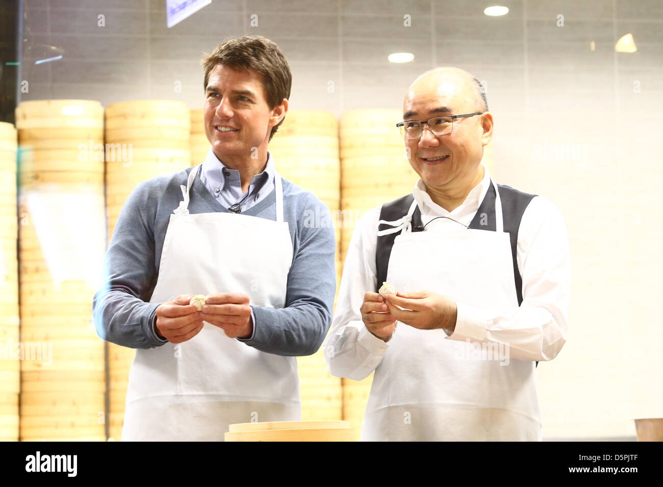 Tom Cruise learned how to make small steamed buns with chef in Din Tai ...