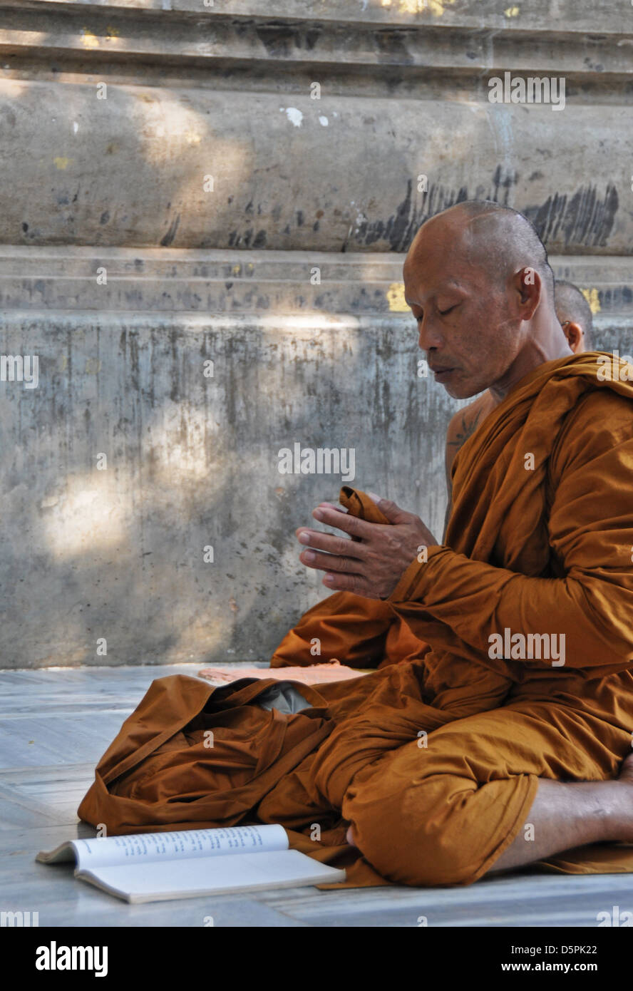 Holy man praying at the Mahabodhi Temple, Bodhgaya, Bihar, India Stock ...