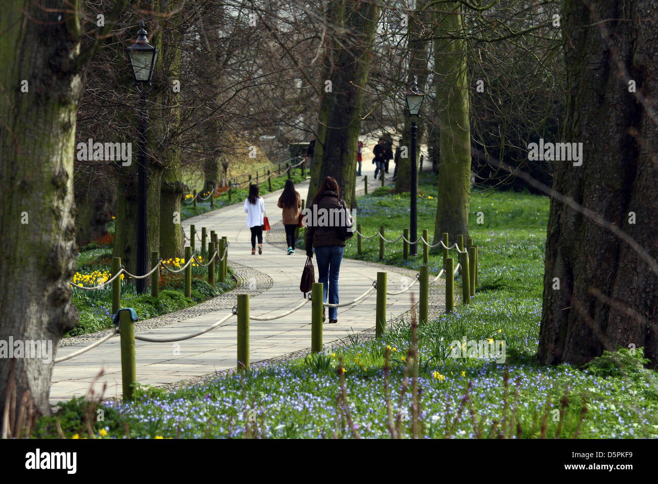 Cambridge, UK Weather April 07, 2013 People walk through college ...