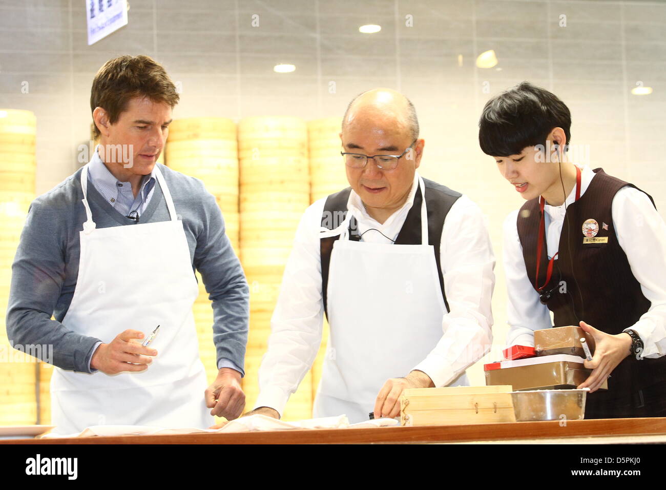 Tom Cruise learned how to make small steamed buns with chef in Din Tai ...