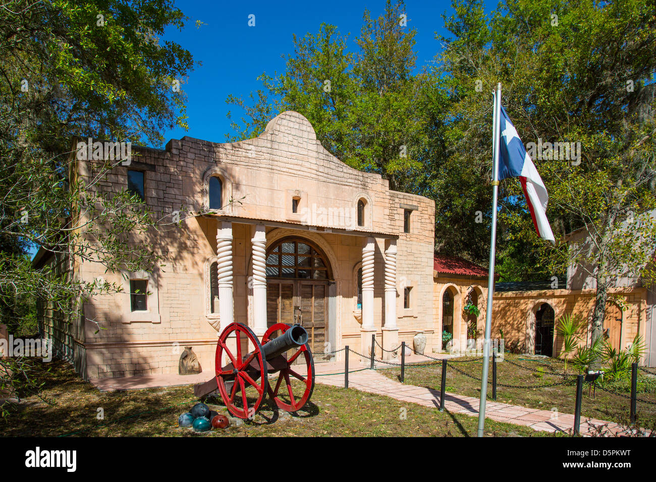 Alamo replica at Solomons Castle built by scuptor Howard Solomon as a ...