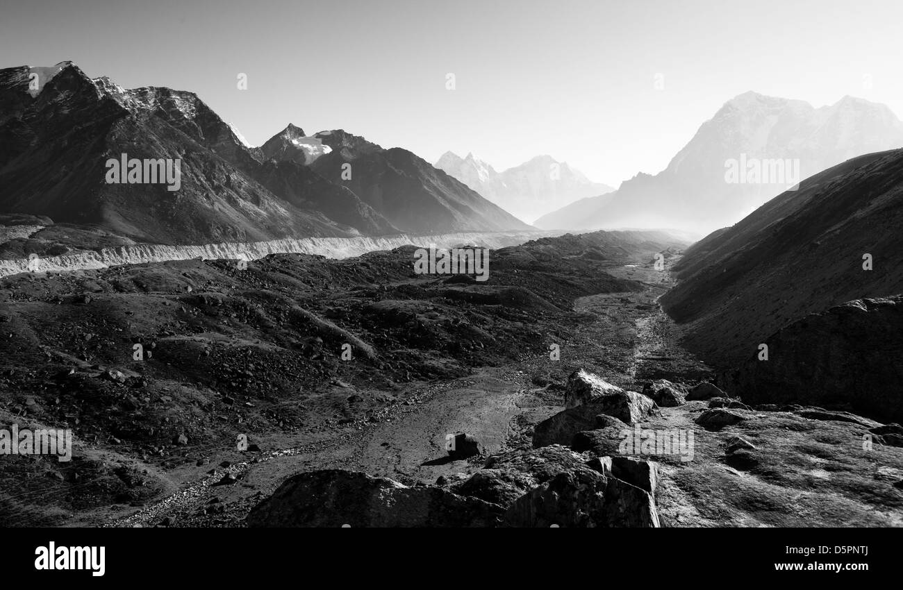 Nepal hiking everest himalayas Black and White Stock Photos & Images ...