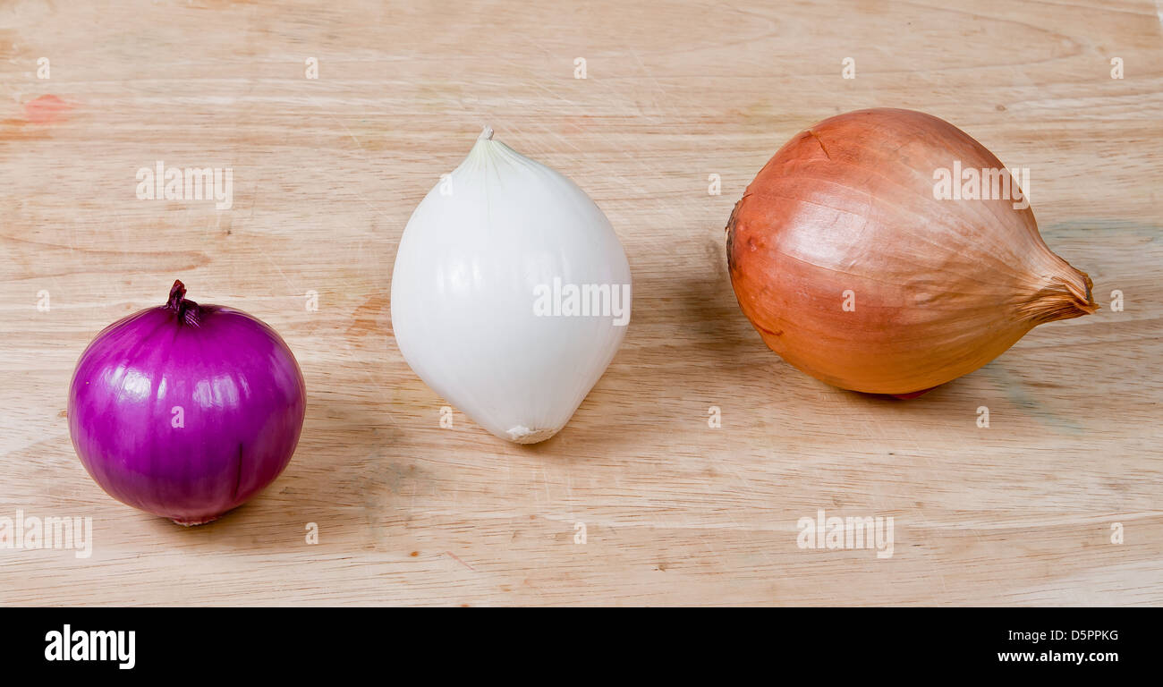 Three grades of onions - red, white and standard Stock Photo - Alamy