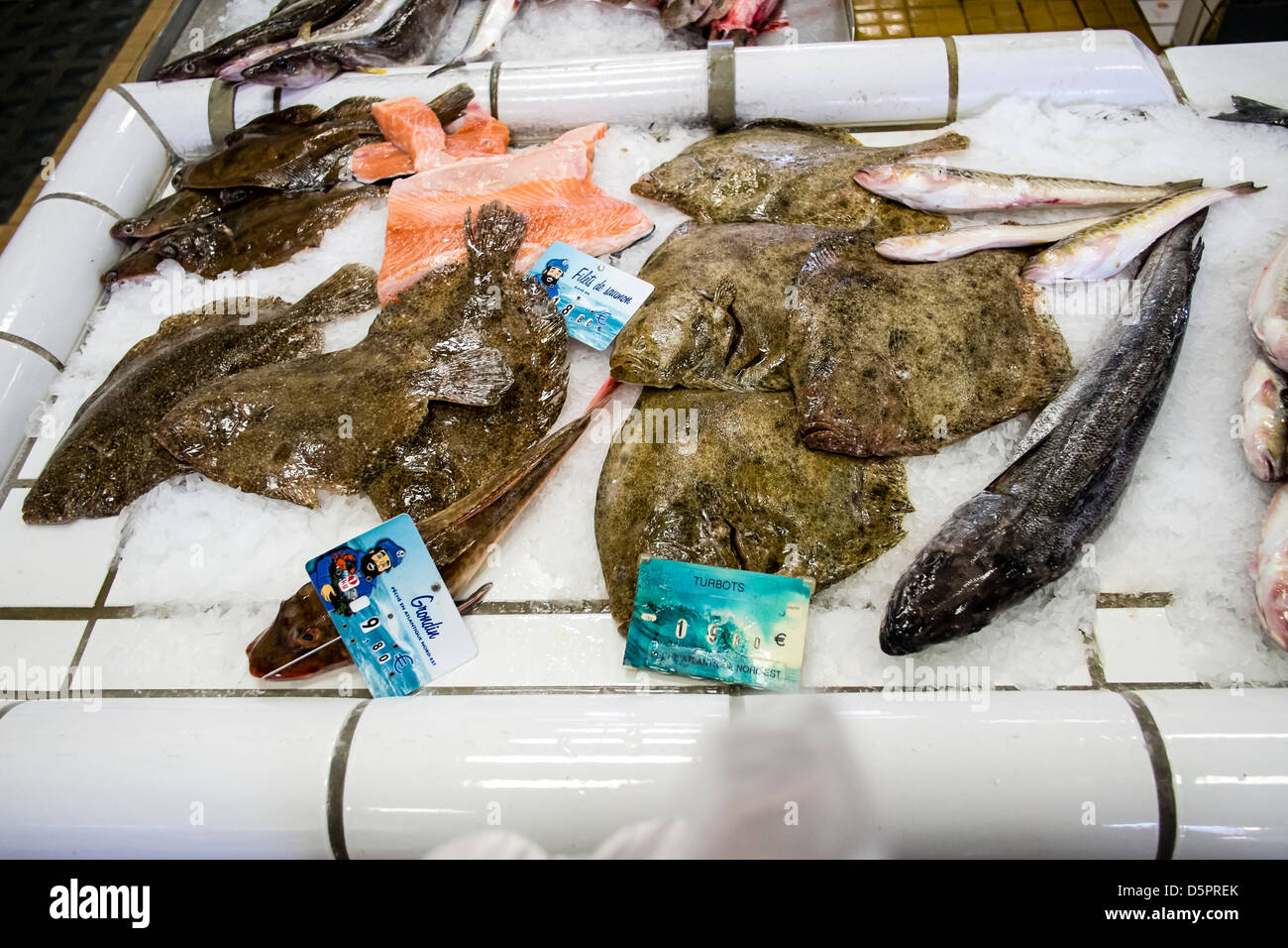 French fish market stall hi-res stock photography and images - Alamy