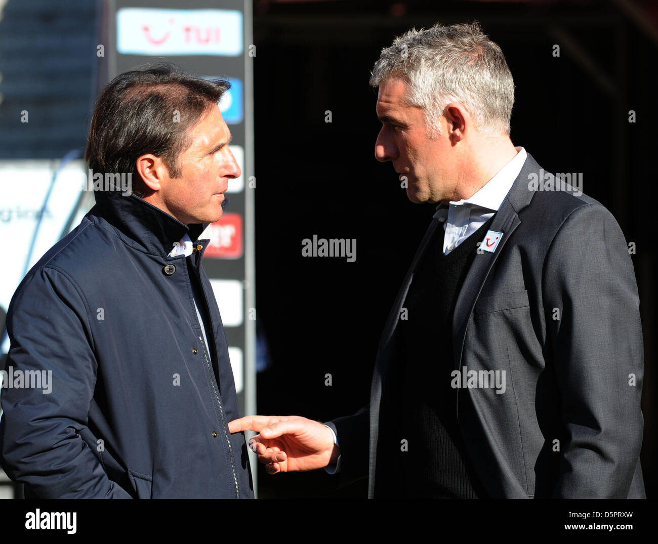 Stuttgart's coach Bruno Labbadia (L) and Hanover's coach Mirko Slomka ...
