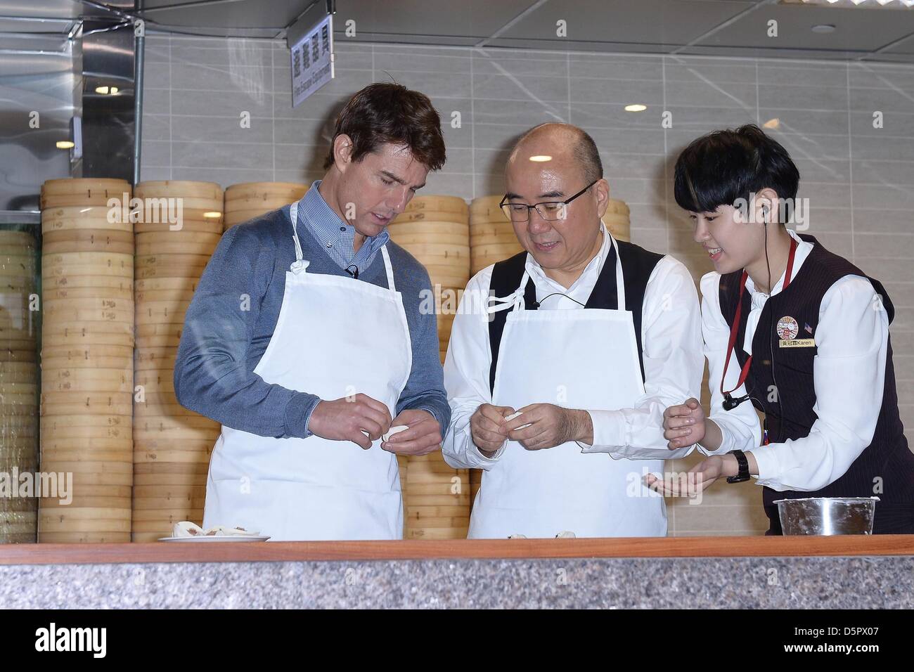 Tom Cruise learned how to make small steamed buns with chef in Din Tai ...
