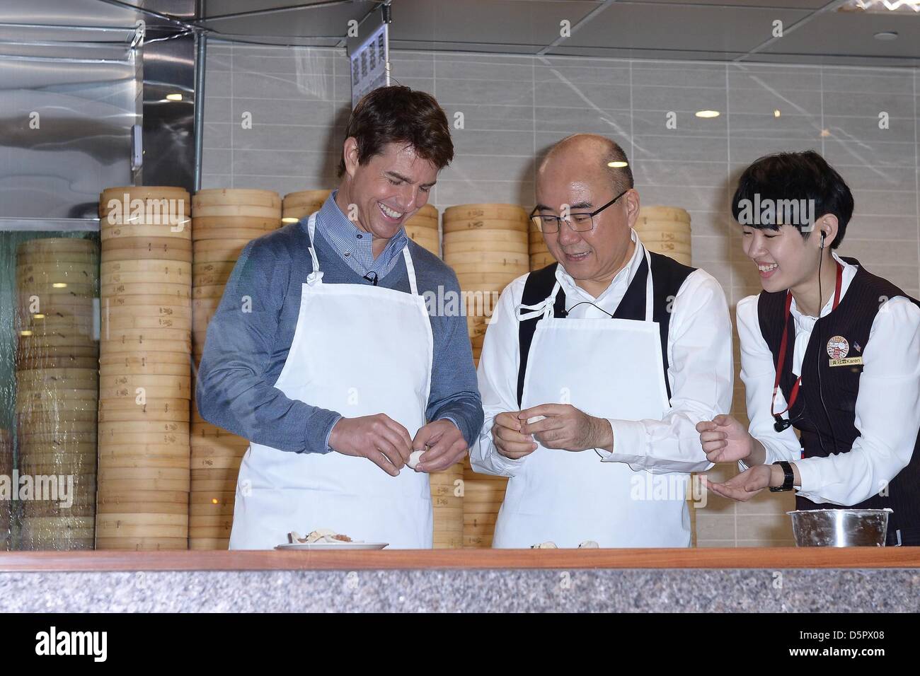 Tom Cruise learned how to make small steamed buns with chef in Din Tai ...