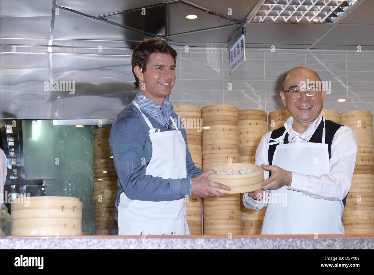 Tom Cruise learned how to make small steamed buns with chef in Din Tai ...