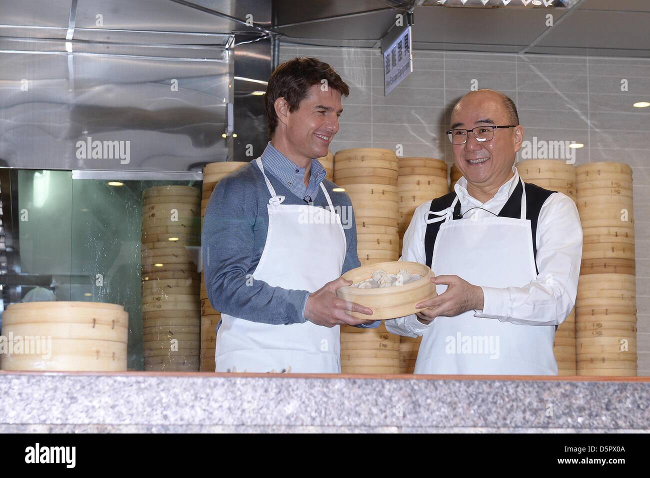 Tom Cruise learned how to make small steamed buns with chef in Din Tai ...