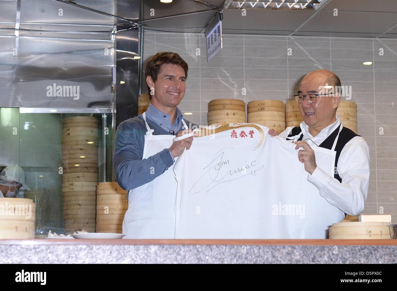 Tom Cruise learned how to make small steamed buns with chef in Din Tai ...