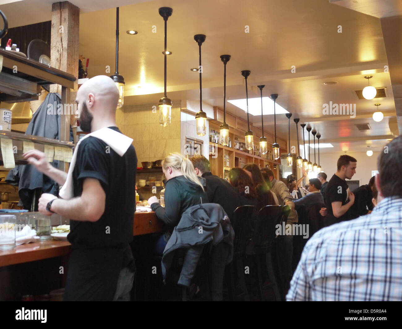 Busy restaurant hi-res stock photography and images - Alamy