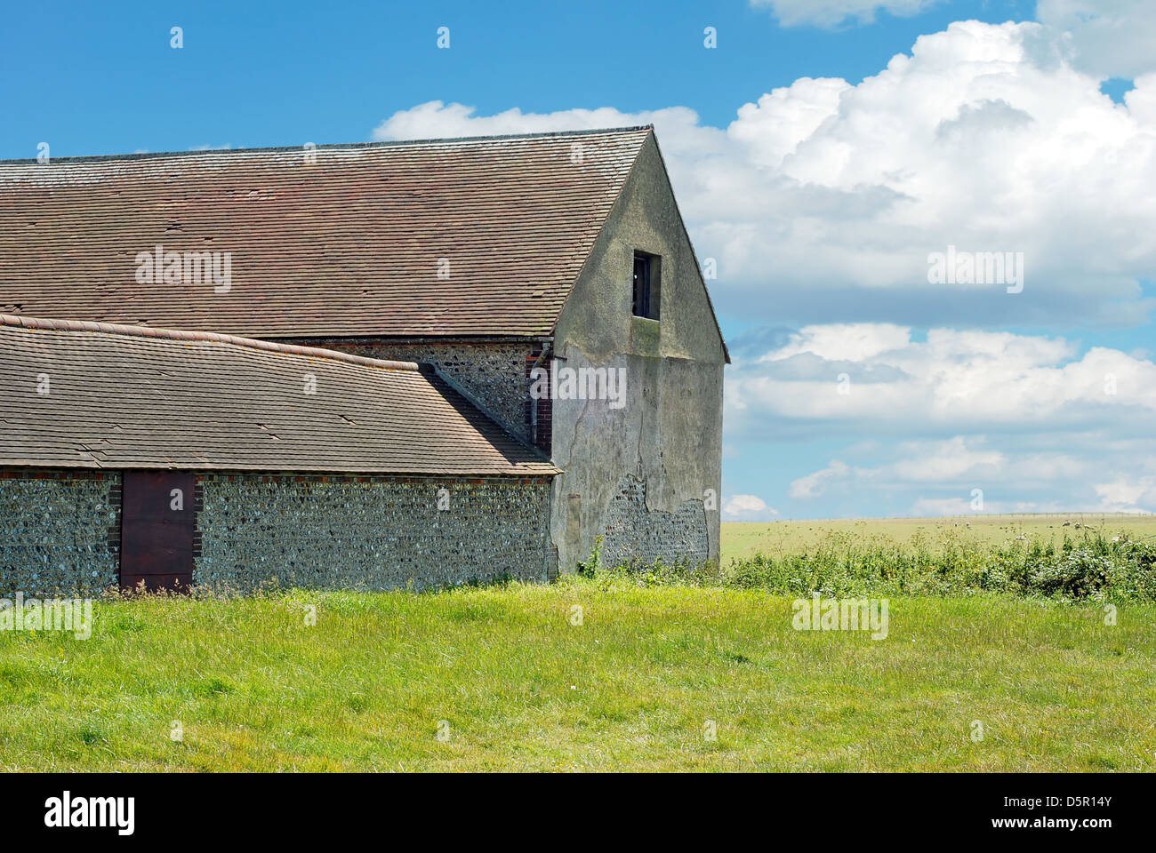 Barn and shed in a farmers field Stock Photo - Alamy