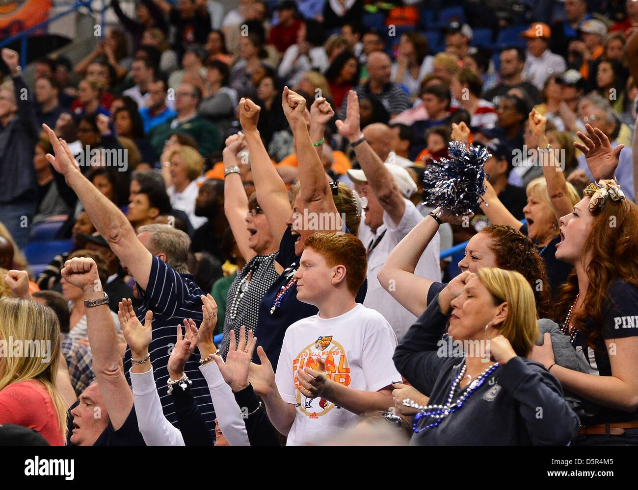 Uconn fans hi-res stock photography and images - Alamy