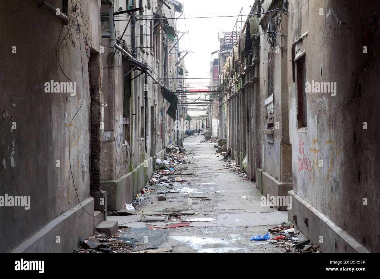 Depressing alleyway hi-res stock photography and images - Alamy