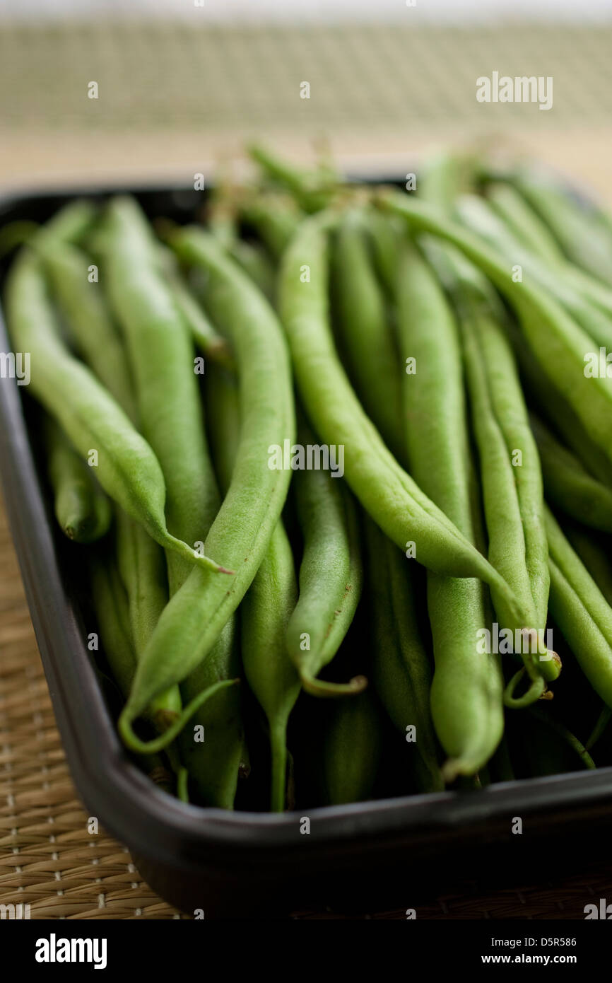 A box of fresh green broad beans Stock Photo - Alamy