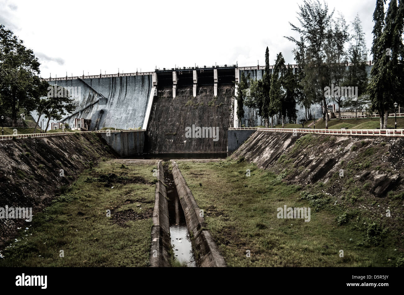 Front view of Neyyar Dam Stock Photo - Alamy