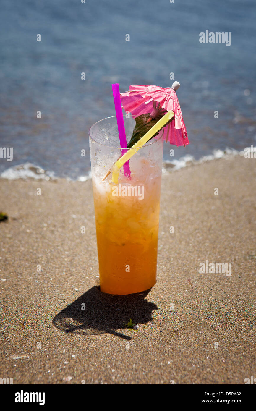 A refreshing cocktail at the seaside Stock Photo - Alamy