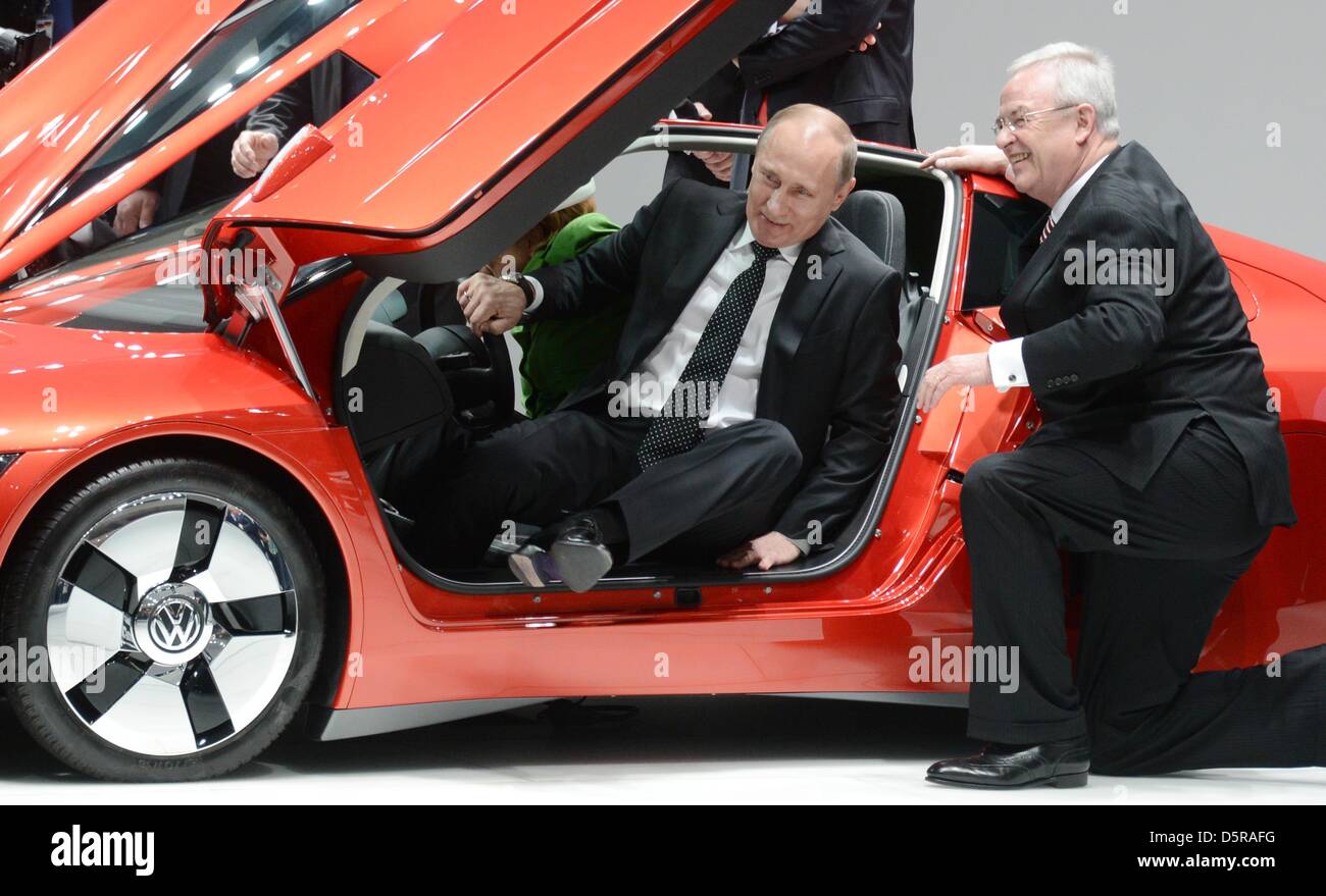 Russian President Vladimir Putin gets out of a VW XL1 next to CEO of ...