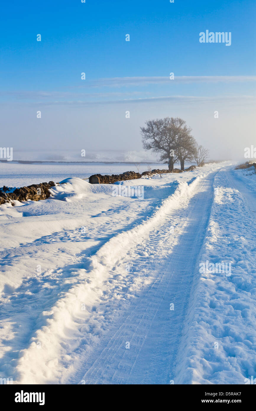 Snow covered road on Stanley Moor near Tideswell Derbyshire Peak ...