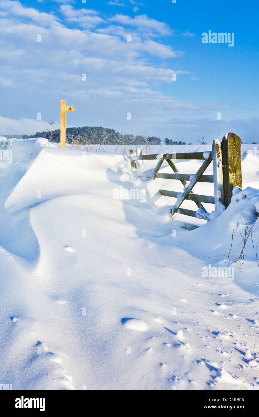 Footpath blue sky snow gate hi-res stock photography and images - Alamy