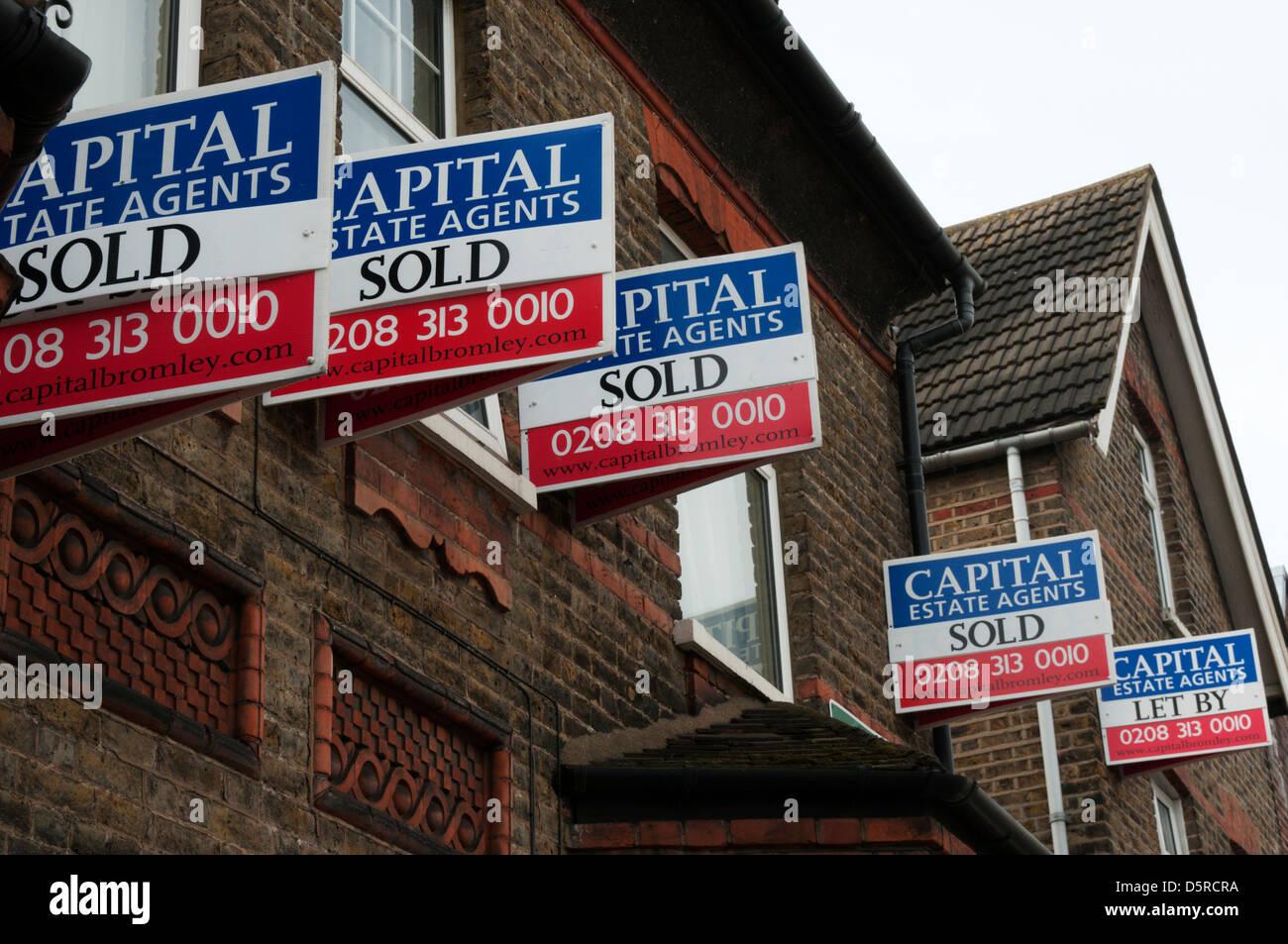 Sold house signs hi-res stock photography and images - Alamy