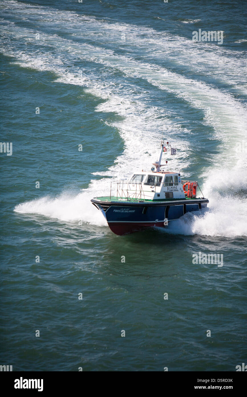 Pilot boat alongside vessel hi-res stock photography and images - Alamy