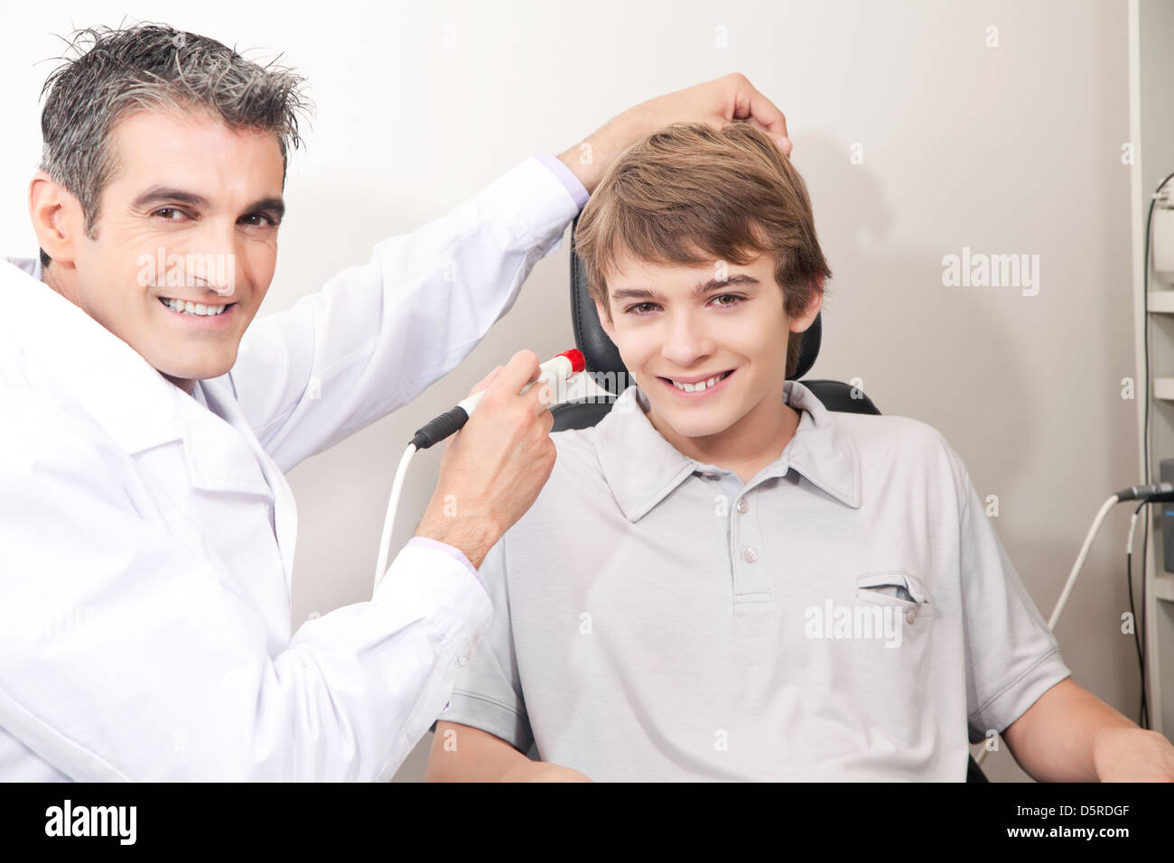Optometrist Doing Eye Testing Stock Photo - Alamy