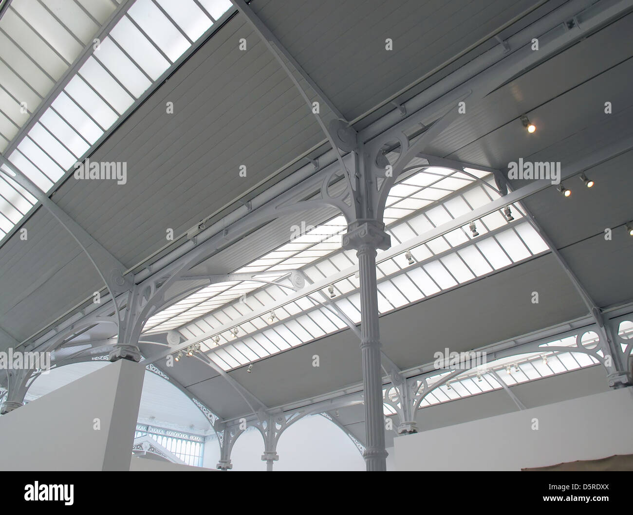 a Architectural details of columns and white metal roof Stock Photo - Alamy