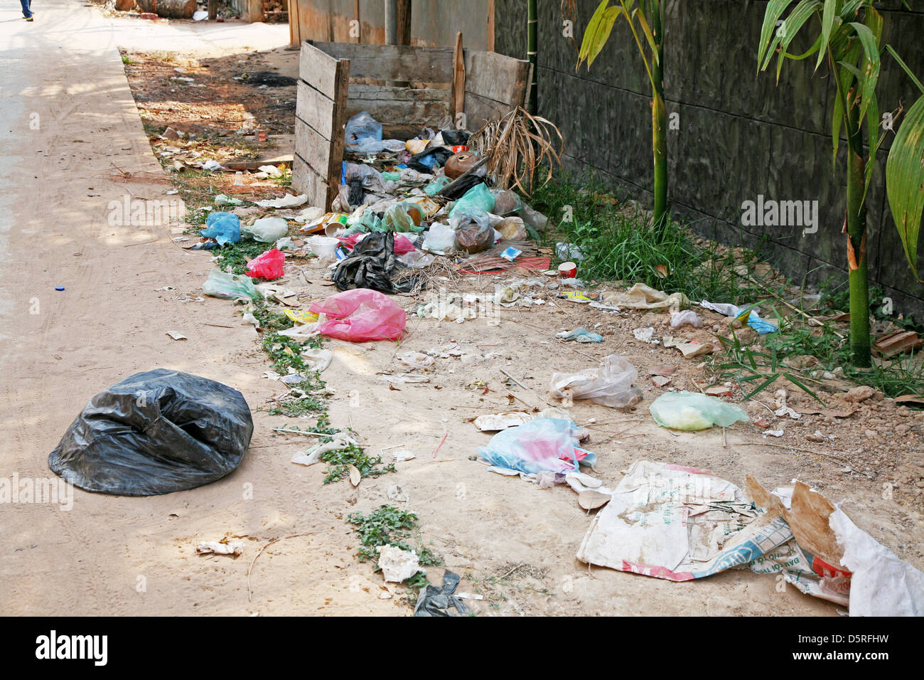 Garbage in the streets hi-res stock photography and images - Alamy