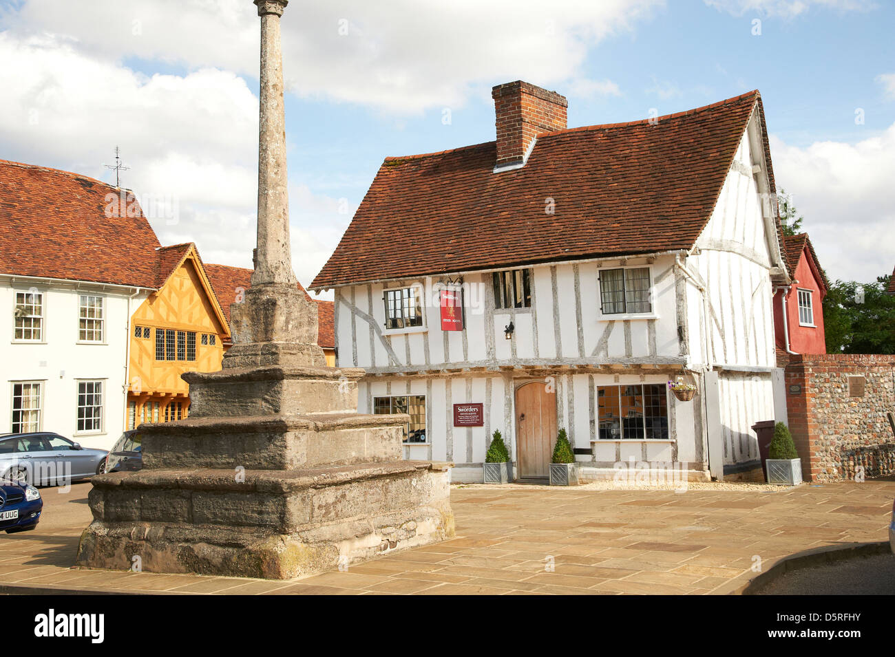 The medieval and tudor guildhall hi-res stock photography and images ...