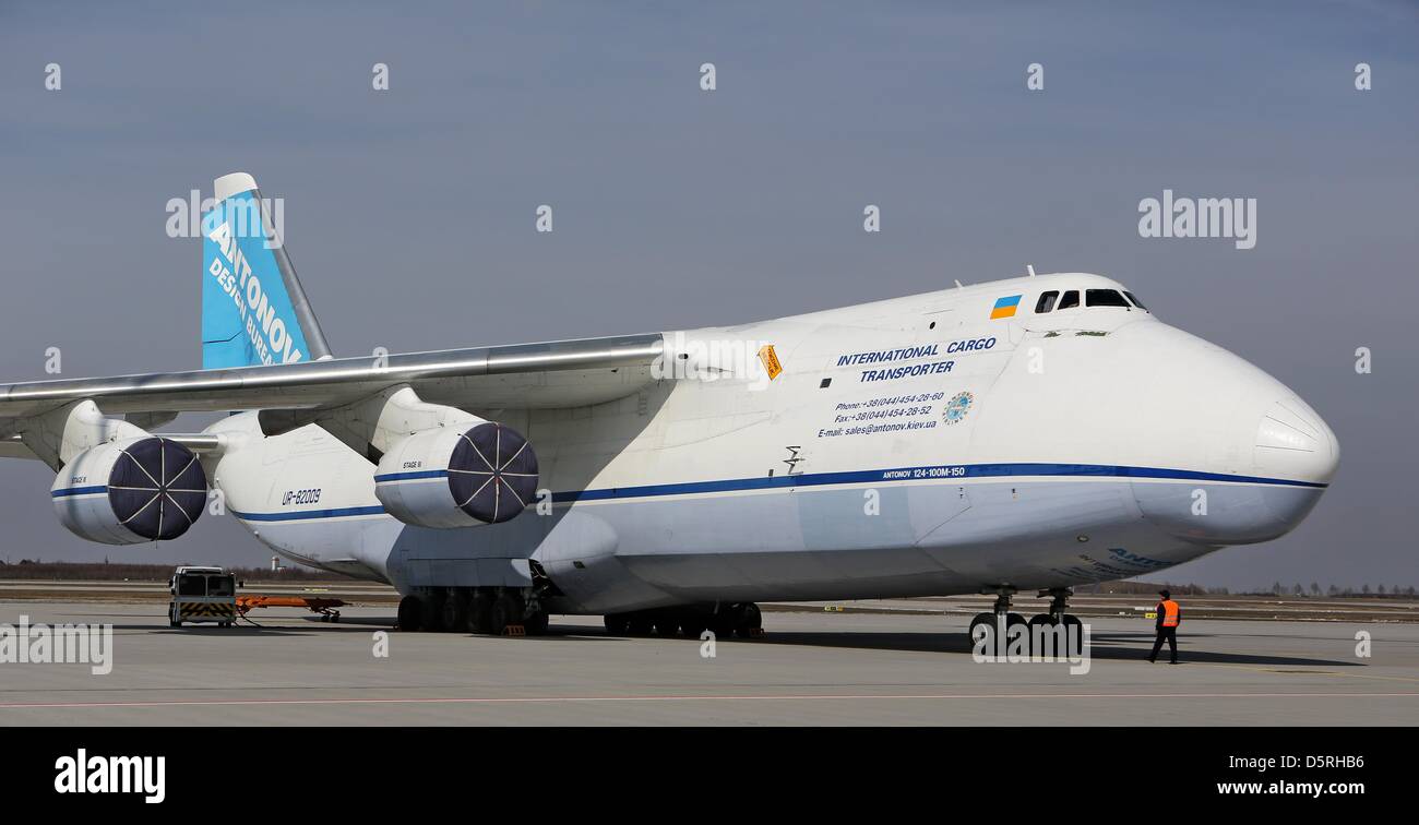 Antonov an 124 front hi-res stock photography and images - Alamy