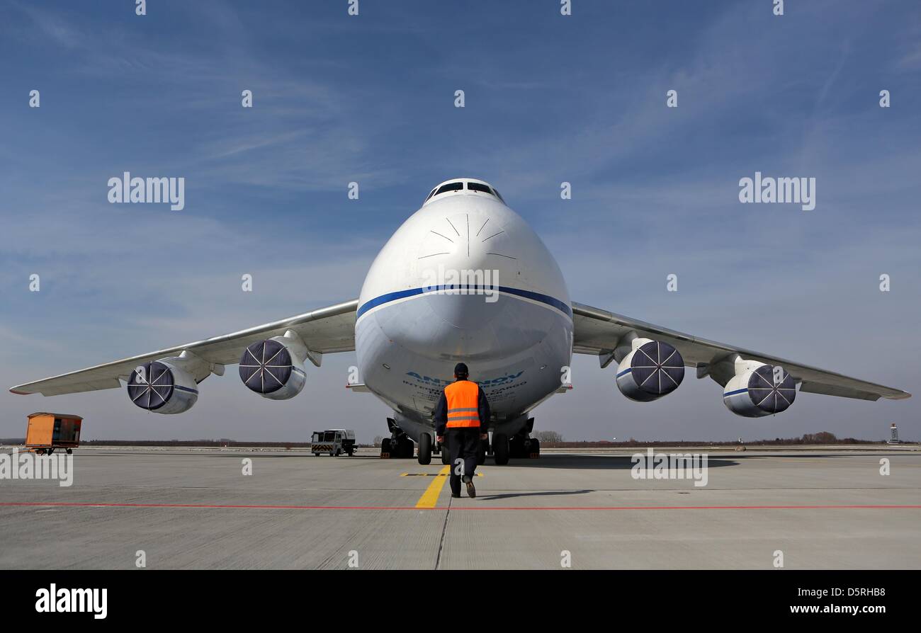 Antonov an 124 loading hi-res stock photography and images - Alamy