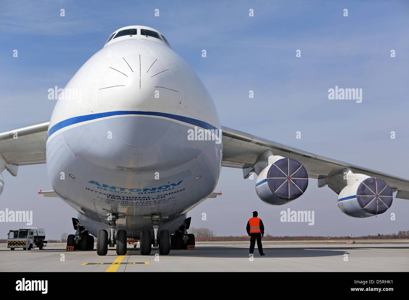 Antonov an 124 front hi-res stock photography and images - Alamy