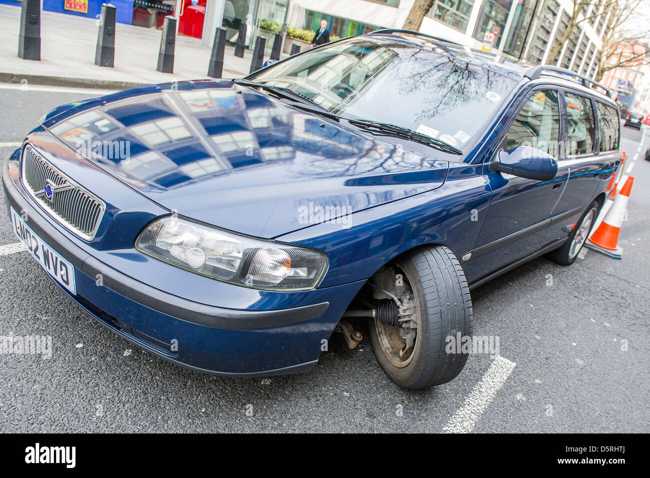 Car collapsed suspension hi-res stock photography and images - Alamy