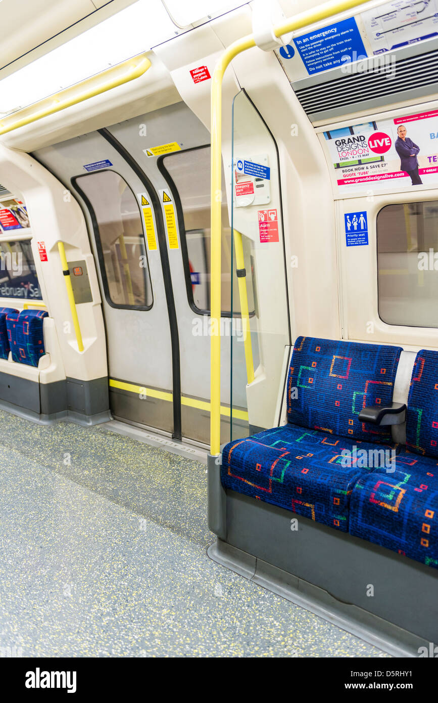 Corridor inside london underground tube hi-res stock photography and ...
