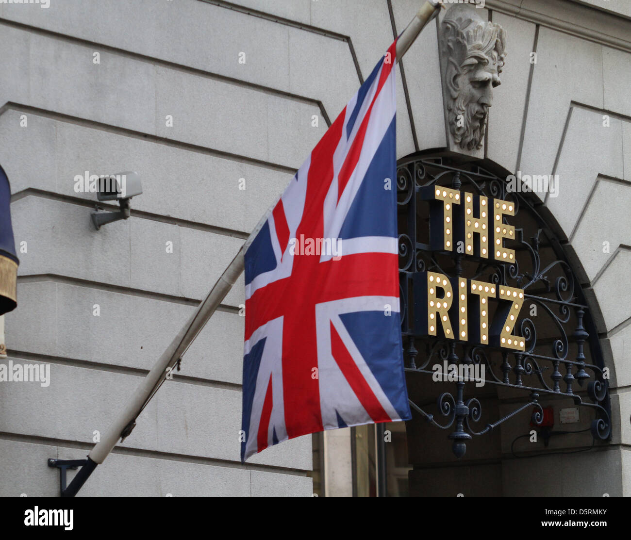 UNION JACK FLAG AT THE RITZ HOTEL MARGARET THATCHER DIED AT THE RITZ ...