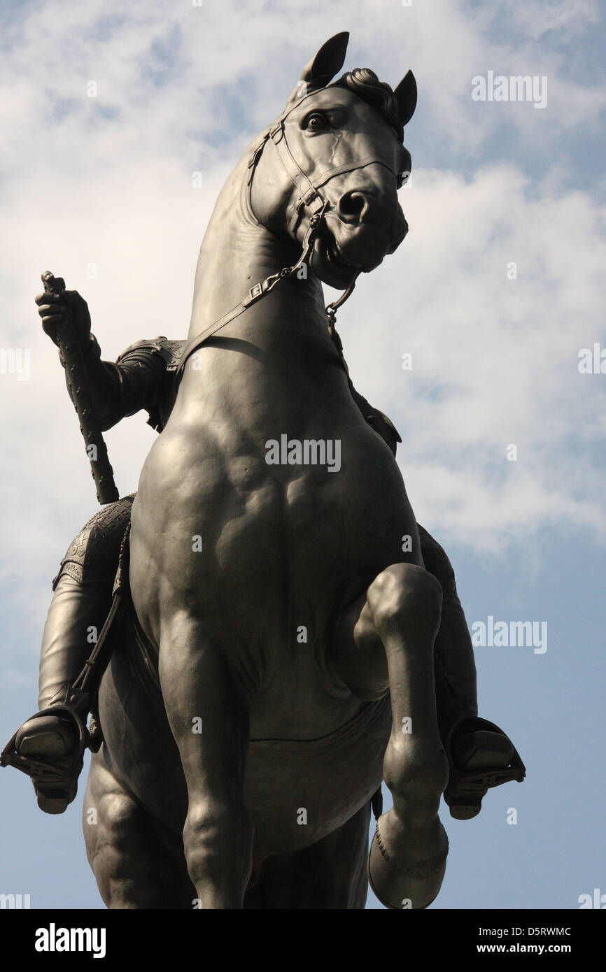 Statue of french king henri iv hi-res stock photography and images - Alamy
