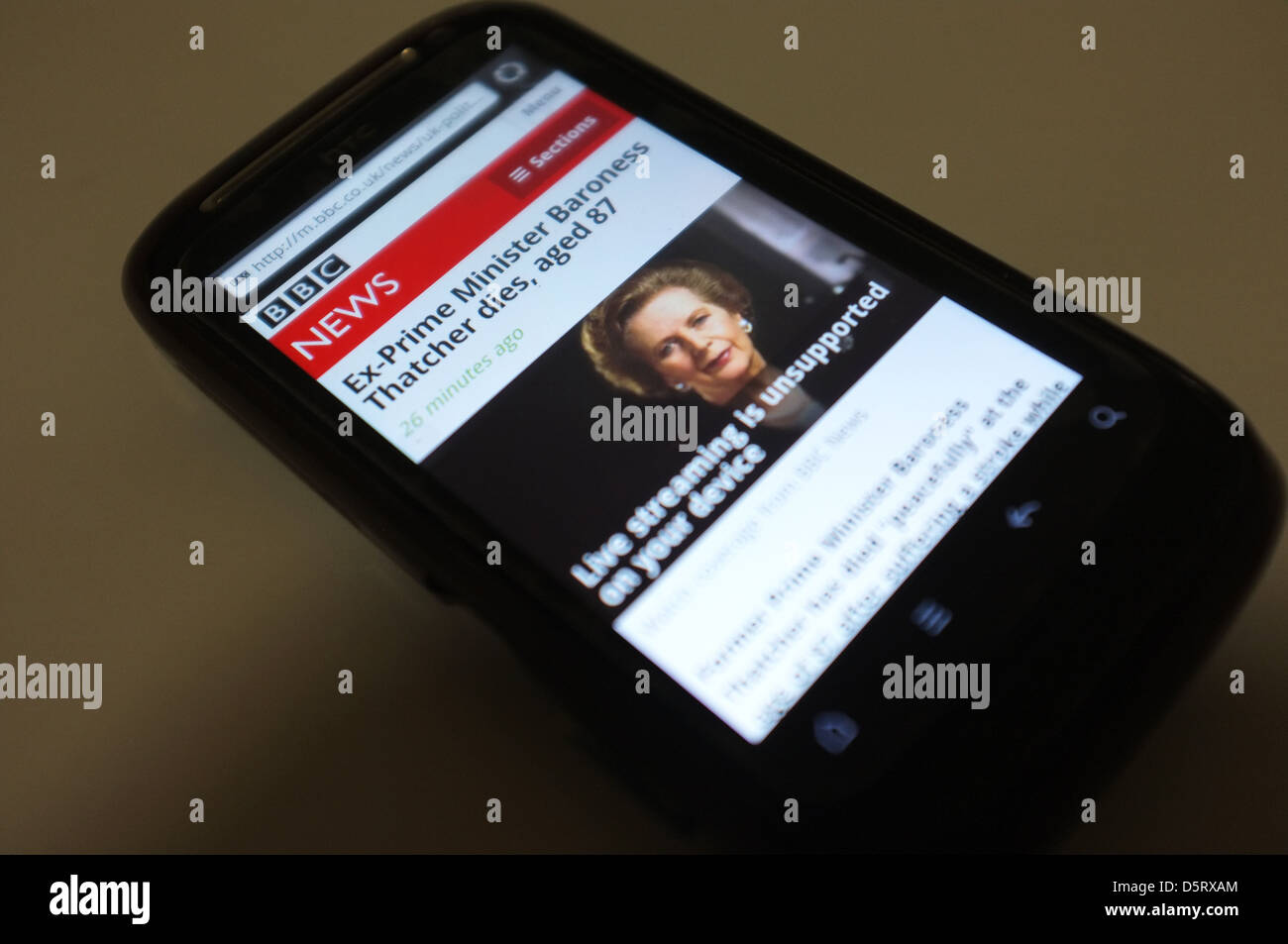 A mobile phone screen showing the breaking news of the death of former ...