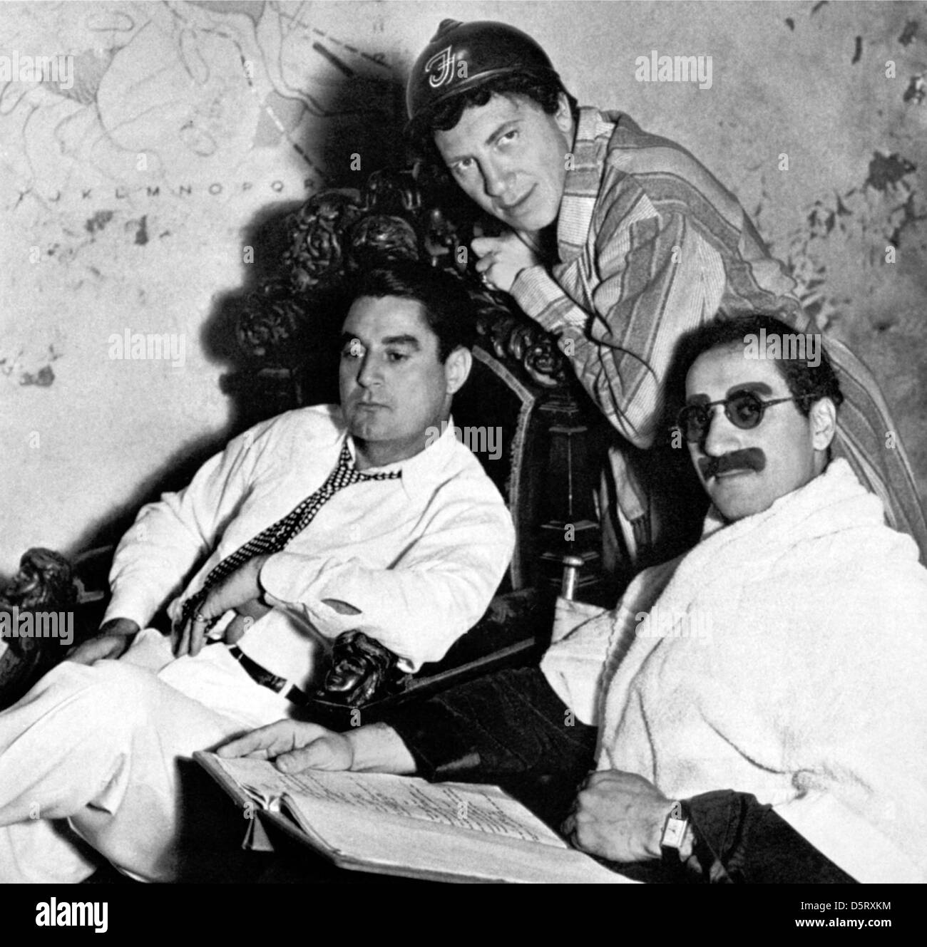 LEO MCCAREY, CHICO MARX, GROUCHO MARX, DUCK SOUP, 1933 Stock Photo - Alamy