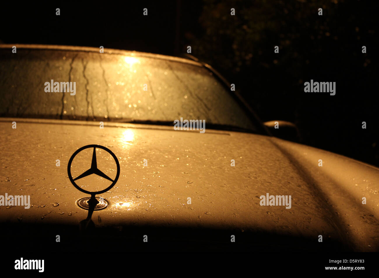 mercedes car in rain at night Stock Photo - Alamy