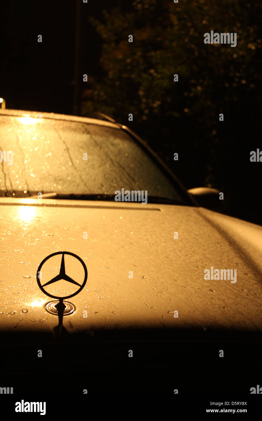 Mercedes logo in the rain hi-res stock photography and images - Alamy