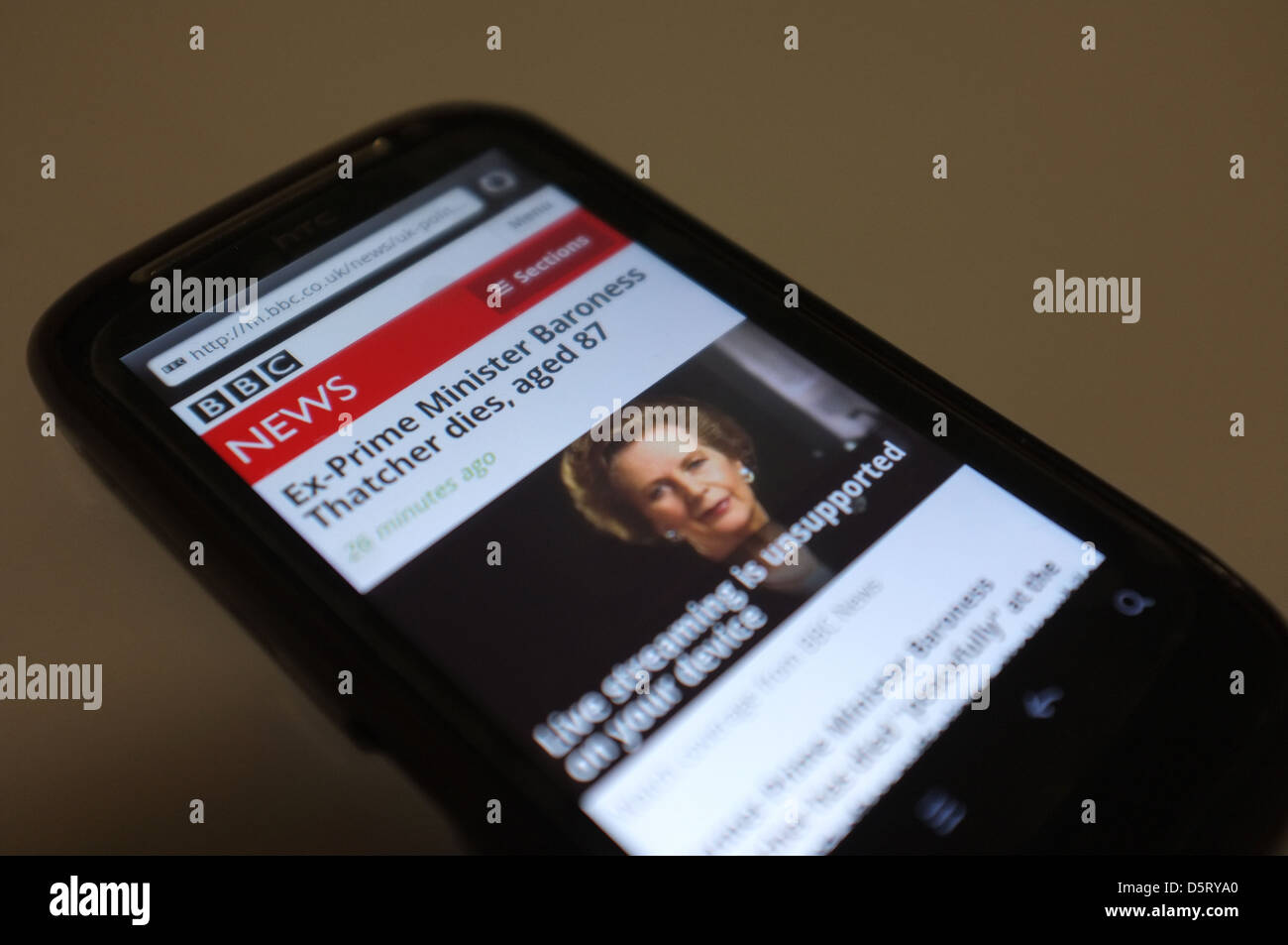 A mobile phone screen showing the breaking news of the death of former ...