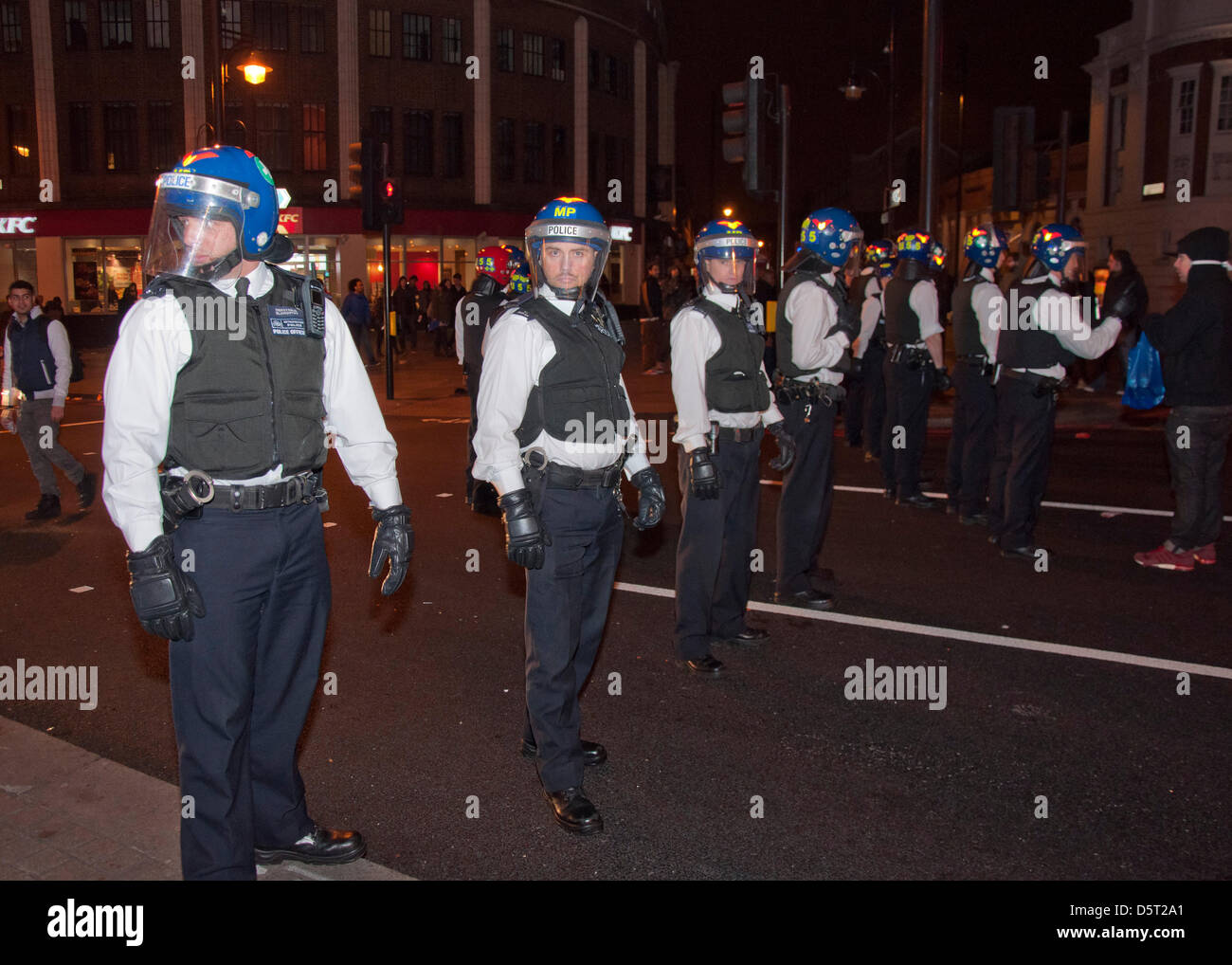 Police wearing riot gear hi-res stock photography and images - Alamy